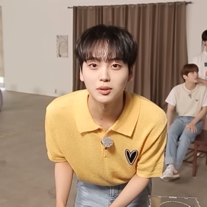 로이나인[크래비티 형준]-크래비티 파크 옐로우 부클 카라 니트 패션 : 네이버 블로그
