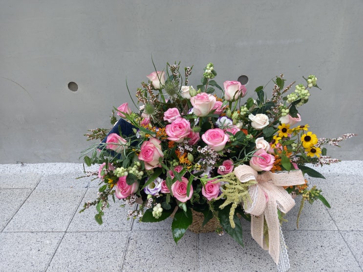 오랫동안 사귀었던 옛친구 생일꽃바구니 파리바게트 케익을 주문하셨습니다 대우푸르지오 아파트에 파리바게트케익과 함께 배송해