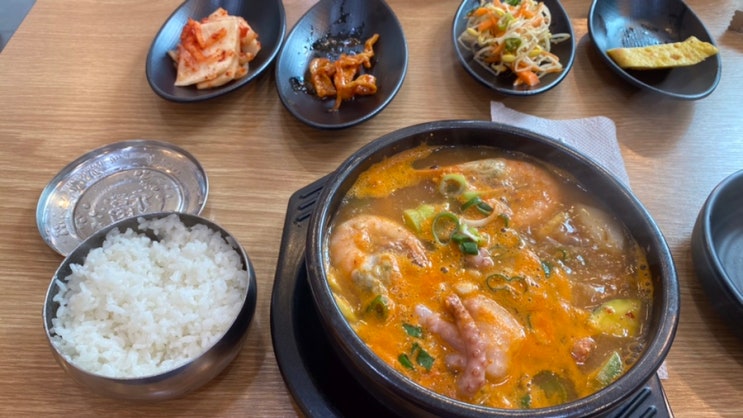 오송 돈방석 선운산 풍천장어 점심 메뉴로 먹어본 전복해물뚝배기의 맛 전복과 낙지 새우 등이 어우러져 시원한 국물맛을 내다