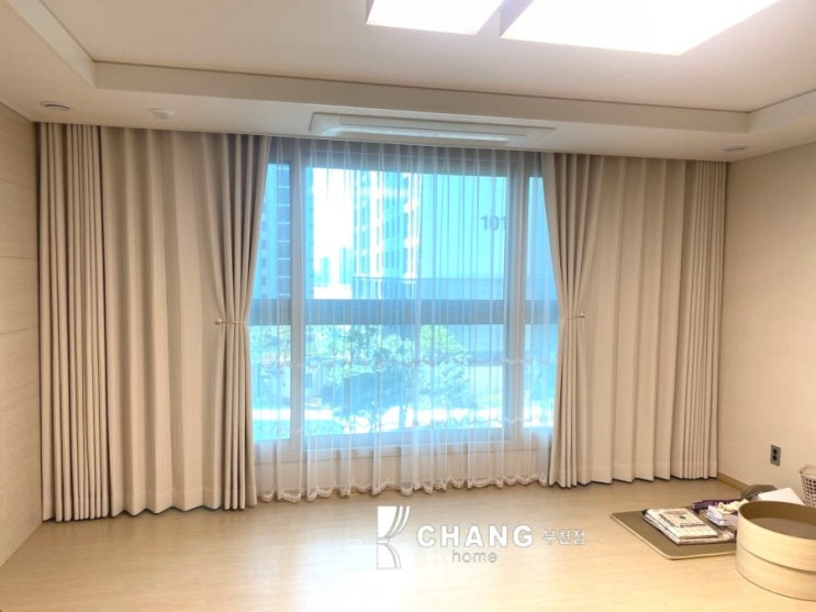 커튼명가창부천점 힐스테이트중동 리첸시아 청아람아파트 아이보리암막커튼 수입자수속지커튼 우드룩화이트블라인드 외 거실커튼인테리어 시공