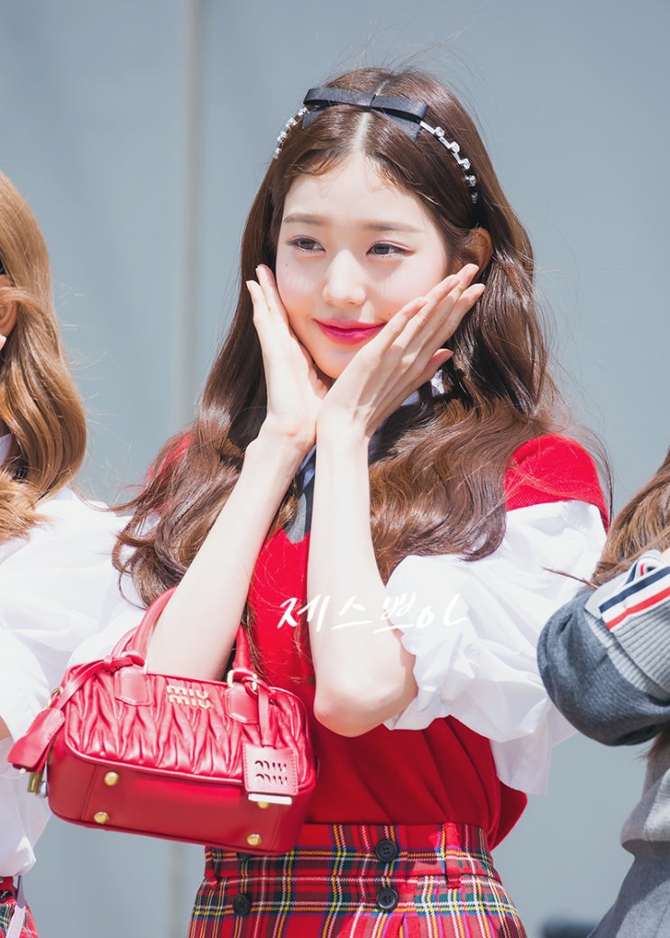장원영 출근길 미우미우 마테라쎄 가방 80만원할인 마테라쎄 탑 핸들 미니백 24s 할인코드 Shop300 네이버 블로그