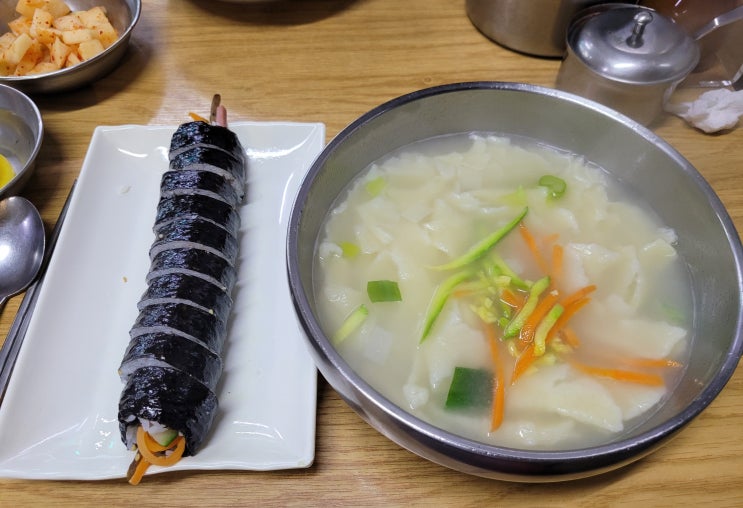 신촌역 신촌수제비 수제비 김밥 단돈 만원으로 즐기는 역대급 가성비 맛집 추천 네이버 블로그