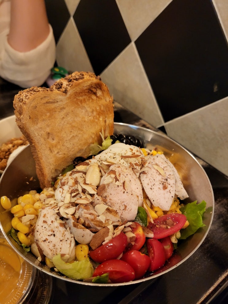 숙대몬스터플레이스 샐러드and그릭요거트그래놀라맛집 네이버 블로그