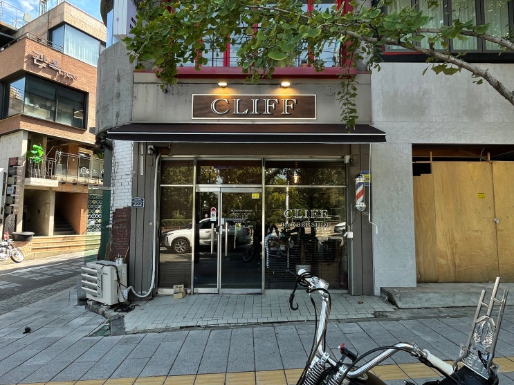 이태원 바버샵간판 클리프바버샵 우드페인팅간판 접이식 어닝간판 유리창 시트지 시공 네이버 블로그