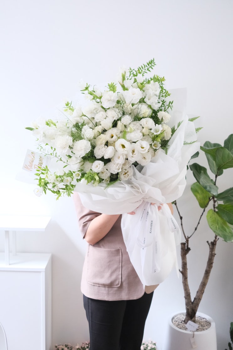 서포트 배우 신성록님께 전달된 화이트and그린 대형꽃다발 서초꽃집 강남꽃집 서포트꽃집 카나비플라워 네이버 블로그