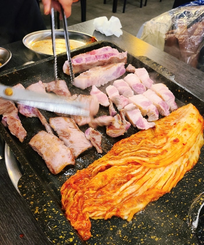 돼슐랭 부천본점 직접 구워주는180시간 숙성 돼지고기 맛집 김치삼겹살 꽃목살 갈매기살까지~ 네이버 블로그