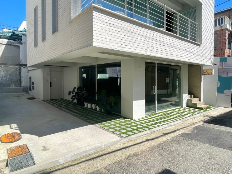 거래완료 보증금 5000 월세 380관리비 포함 권리금 없음 678㎡ 연남동 꽃길라인 이면에 위치한 채광 좋은