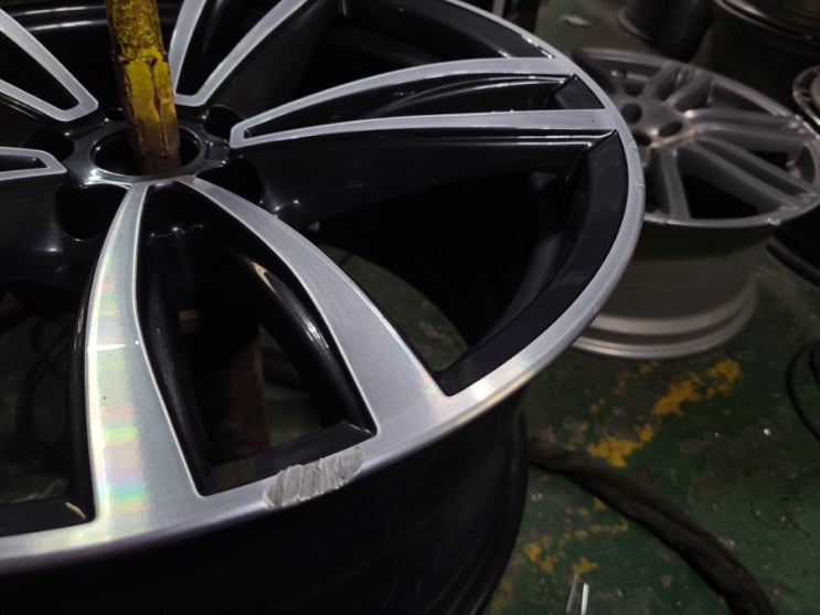 원조[부산휠도색] BMW 7시리즈 647M 주차상처 휠수리 휠도색 휠복원 : 네이버 블로그