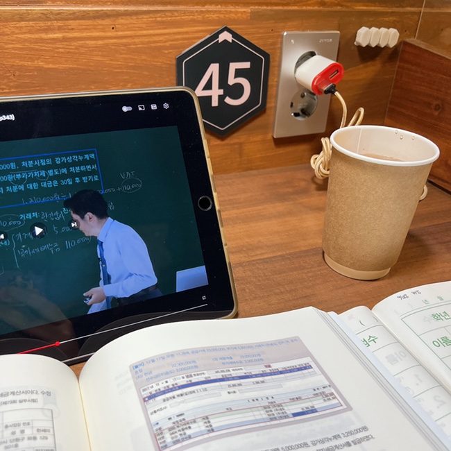 깨끗하고 조용한 시설좋은 스터디카페 엘더 스터디카페 영등포점 스터디카페 내부 스터디룸 휴게실 간식 충전기 네이버 블로그