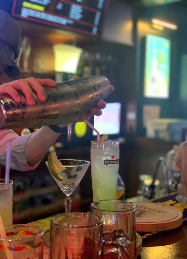코너펍(Coner Pub)| 외국에 온 듯한 힙한 홍대 술집, 다트와 비어퐁까지 : 네이버 블로그