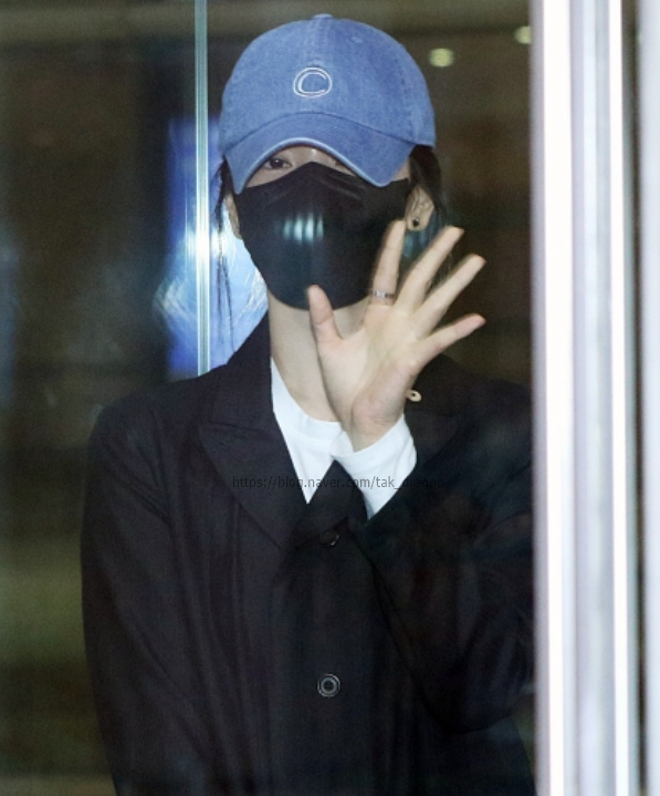 송혜교 공항패션 캡 모자 볼캡 Clu Too 로고자수 캡 옷 패션 네이버 블로그
