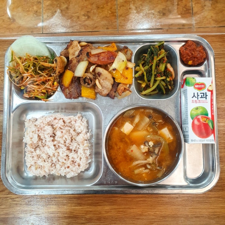 오늘 급식 삼겹살캠핑구이 된장찌개 콩나물파채무침 쌈무 열무김치 사과주스 가을 메뉴 추천 네이버 블로그