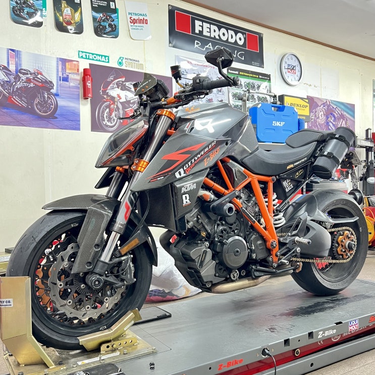 KTM 1290 슈퍼듀크R/ IPONE KATANA10-60 엔진오일 교환 / KTM 순정 오일필터 교환 / 페로도 XRAC ...