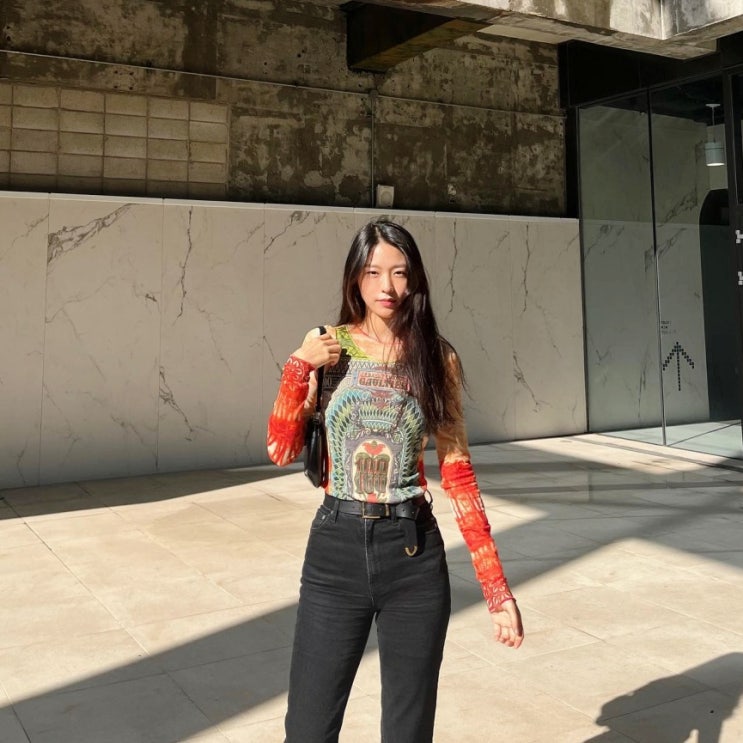 요즘패션 설현 인스타그램 블랙 숄더백 프린트 탑 설현몸매 돋보여 네이버 블로그