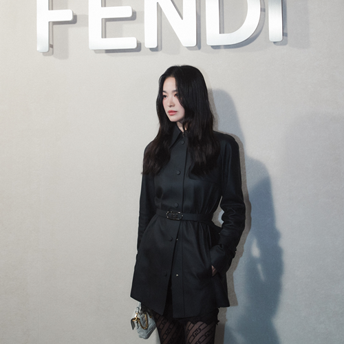 송혜교 공항패션 가방 정보 And 펜디 바게트 25주년 패션쇼 뉴욕 패션위크 네이버 블로그