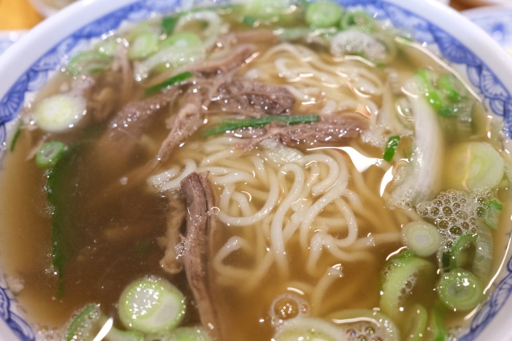 여의도맛집 오한수우육면가 여의도파크원점 홍콩우육탕면 호로록~ 국물이 뜨끈하니 좋다 군만두는 필수~ 입가심 폴바셋 딸기