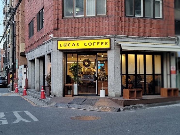 [보라매역 카페] 루카스커피(Lucas Coffee), 미니멀한 인테리어에 따뜻함이 있는 보라매역 커피 맛집 : 네이버 블로그
