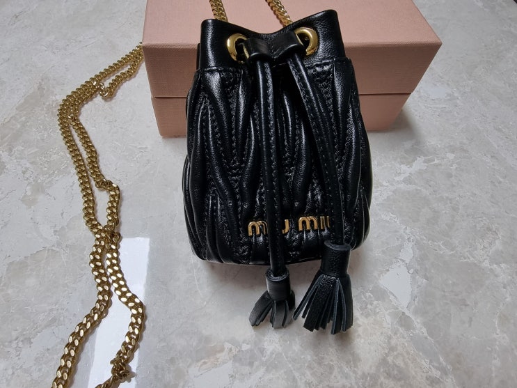 미우미우 마틀라세 미니 버킷백 구입후기,착샷 : 네이버 블로그