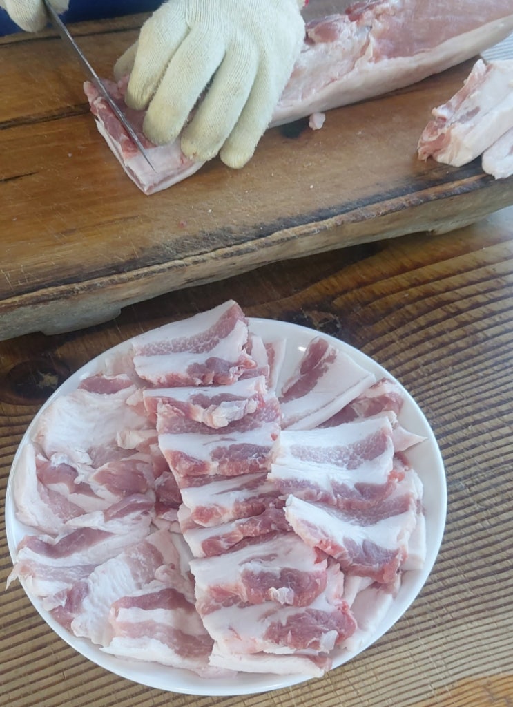 경주 황리단길 오릉 포석정 남정부일기사식당 남산 용장한옥펜션 용장회 식당 인근 내남식육식당 삼겹살 목살 맛집 영업시간 : 네이버 블로그