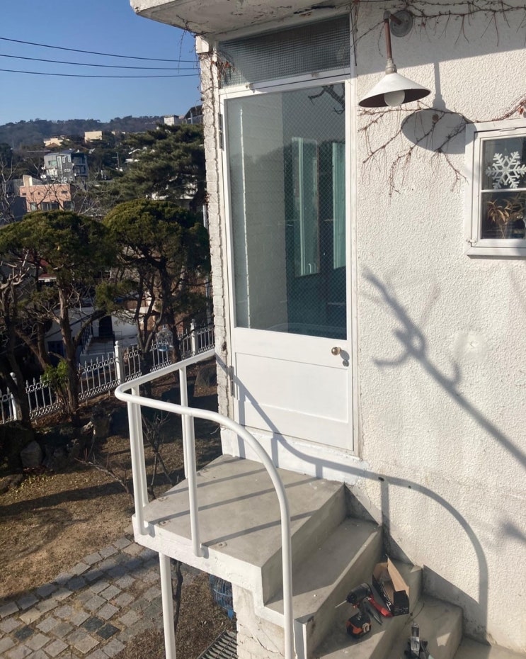 샤시 금속 인테리어 나래금속 가마찌도어 가마찌도어제작 갈바 갈바문 갈바제작 난간 아루난간 원형난간데스리 제작 시공 금속공사 샤시공사 성북동 스튜디오 망입유리 도어체크