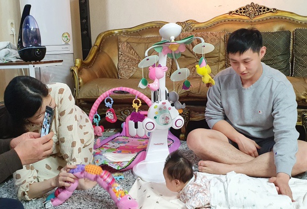 백일 전 아기 장난감 추천 장난감 종류 및 사용시기흑백초점책 타이니모빌 아기체육관 튤립사운드북 딸랑이치발기