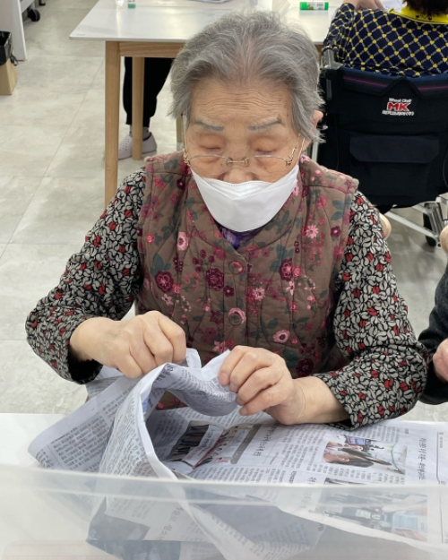 달서구 주간보호센터 노리실버홈 신문지를 활용한 놀이 인지 놀이 네이버 블로그