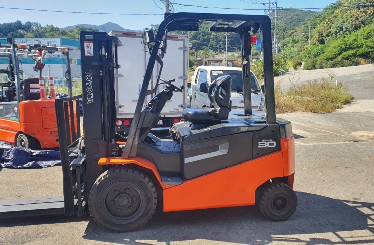 [중고지게차] 도요타 좌식 전동지게차 8FBN30 중고 판매 / 3톤 2단마스트 3M 2013년식 사이드쉬프트+포크포지셔너 ...