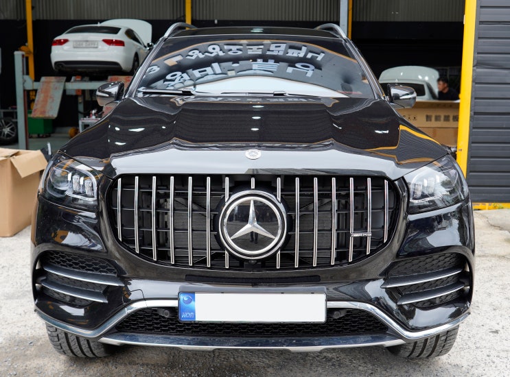 벤츠 X167 Gls580 차량 Gt 세로 그릴 Amg 리어 디퓨저 And 머플러 팁 및 전동 사이드스텝 시공 부산튜닝샵