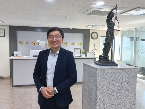 풍부한 실무경험과 탄탄한 이론으로 두각 울산 형사 전문 변호사 강승모 법무법인 신세계 울산 대표 변호사 울산시 시민
