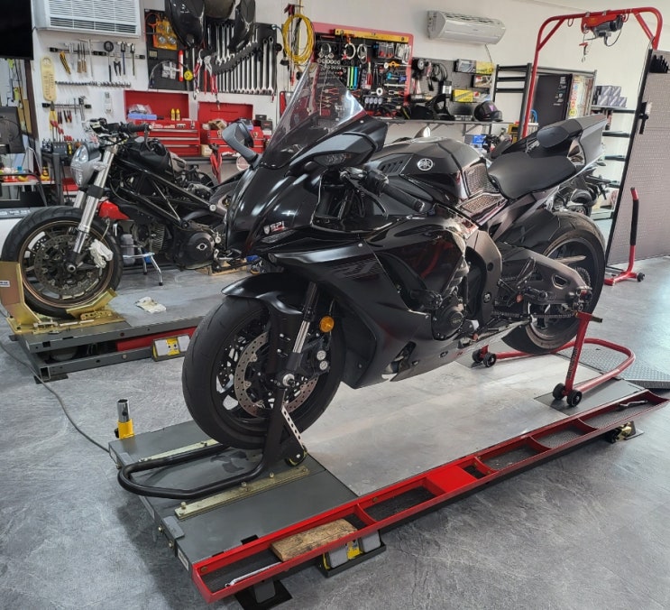 [메인바이크] R1(타이어), S1000RR(윙렛장착) : 네이버 블로그