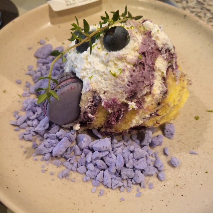 강남역 케이크 맛집 트리오드 식스센스 그램 케이크 솔직 후기 취향껏 선택하는 케이크와 원두 부드러운 케이크와 신선한 재료가