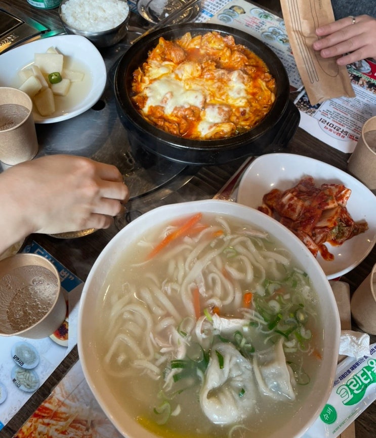 유닭스토리닭한마리 칼국수 신촌점국물이 끝내줘요 피규어 소품샵 같은 식당 눈요기 하면서 점심 먹기 네이버 블로그