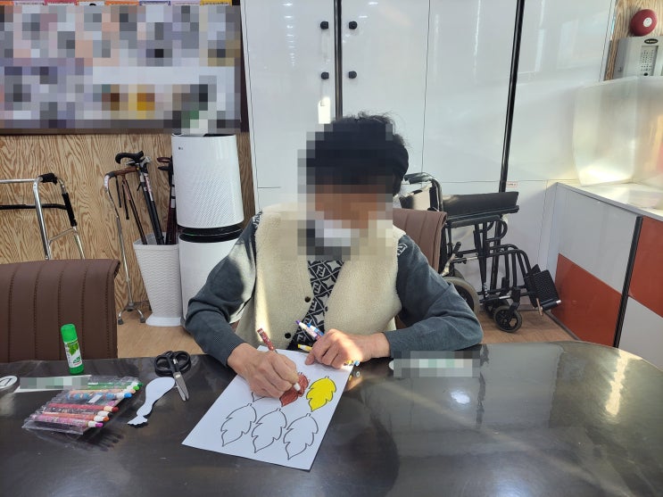 부산북구주간보호센터 부산주간보호센터 나무그늘주간보호센터 인지맞춤형 프로그램공작새 만들기 네이버 블로그