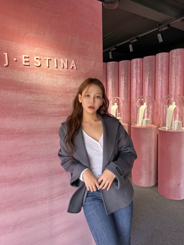 슈비의 연말 선물 추천 제이에스티나 홀리데이 팝업스토어에서 박민영 가방 아이유 목걸이 살펴보다 네이버 블로그