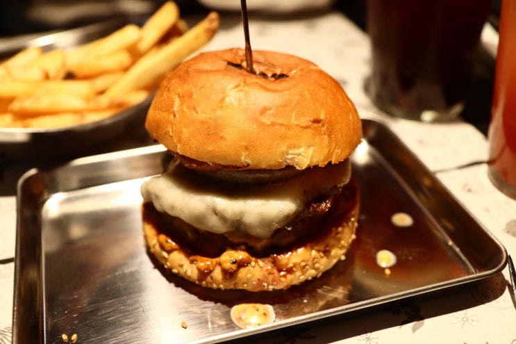 [JStour] 서울 성수동 수제버거 맛집 추천 데우스 카페 성수점 : 네이버 블로그