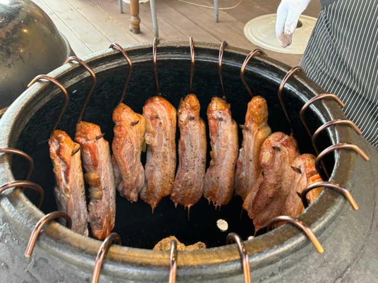 [용인 고기동] 통삼겹살/오리를 먹으며 캠핑 기분낼 수 있는 맛집, 산촌항아리바베큐 : 네이버 블로그