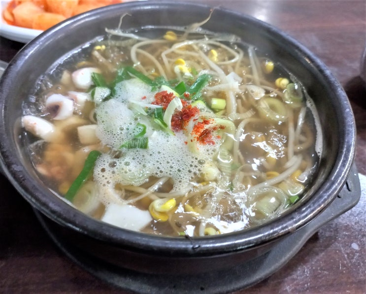 방배동 카페골목 근처 맛집 ‘비사벌 전주콩나물국밥 따끈한 콩나물국밥 하나만 판매하는 전통 있는 식당 건물 주차 가능