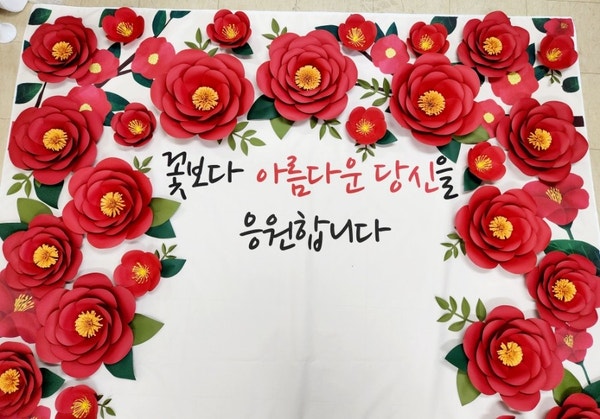 자이언트플라워 동백꽃 포토월 대형꽃 이벤트포토월제작 광주자이언트플라워 광주페이퍼플라워 포토월제작 자이언트플라워동백꽃포토월