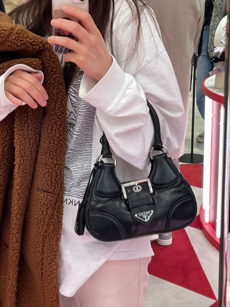 프라다(PRADA) 더현대서울 팝업스토어 - 문 리나일론 호보백, 브레이슬릿 구매 후기 : 네이버 블로그