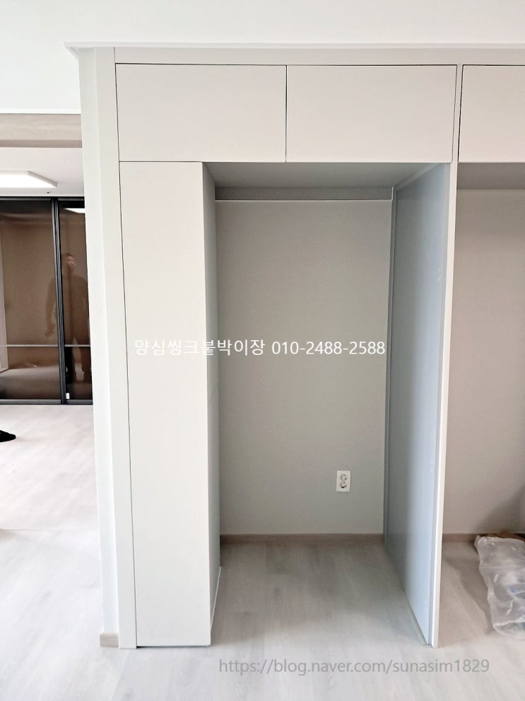 양산 브라운스톤 72A 냉장고 틈새수납장, 화장대 선반 유리문, 작은방 붙박이장 오픈선반 브론즈유리문 설치 사례 / 양산붙박이장 ...