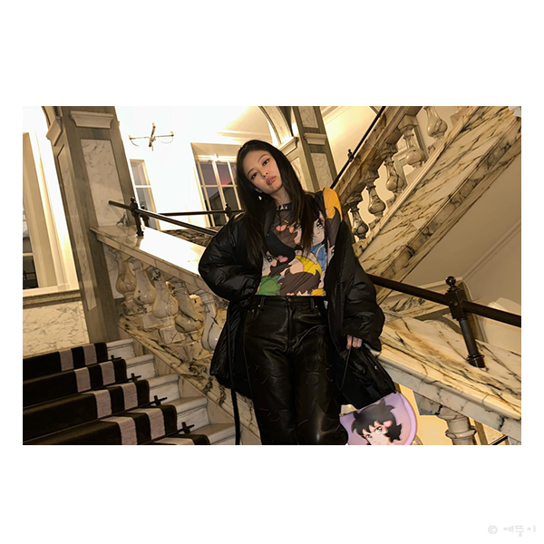 블랙핑크 제니 귀여움 힙한 패션 정보 Jw앤더슨 하니 가방 네이버 블로그