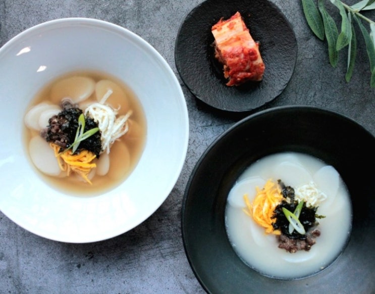 소고기를 넣은 떡국 멸치와 사골육수 맛 비교 끓이는법 떡국꾸미만들기 설날음식 집밥 메뉴 추천 네이버 블로그