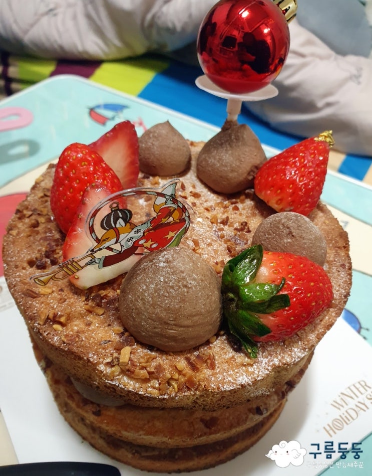 투썸플레이스 크리스마스 케이크 빅토리아 다쿠아즈 초콜릿 생크림 케익 : 네이버 블로그