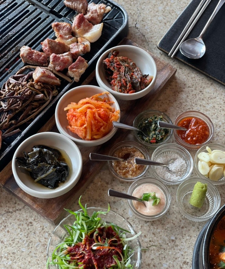 제주 협재 오션뷰 흑돼지 맛집 6가지 소스가 함께 나오는 고기부엌 네이버 블로그