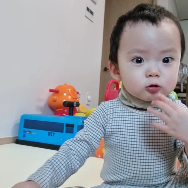 577일 육아일기221219 19개월아기자동차 러버계단의자에 올라가서 손씻기간식 집착해요떡뻥 한봉지 순삭