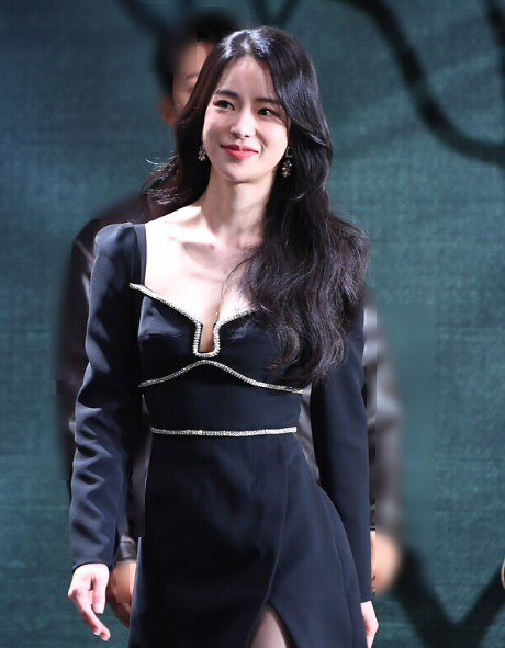 더글로리 제작발표회 임지연 패션 셀프포트레이트 블랙 원피스 로저비비에 새틴 펌프스 러블리한 명품 코디 네이버 블로그