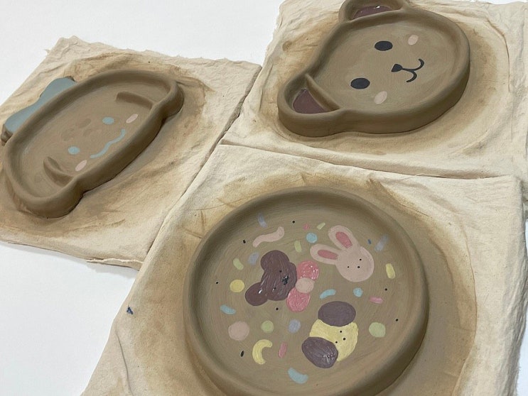 오뉴공방 홍대 연남동 도자기 원데이 클래스 공방 물레 체험 이색데이트 추천 그릇 접시 만들기 시나모롤 캐릭터 접시