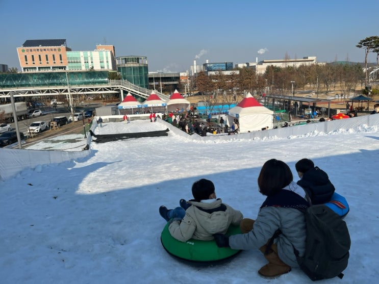 아이와 대전여행 유성 무료 어린이 눈썰매장 23일 개장 세 곳 중 한 곳인 관평 동화울 수변공원 눈썰매장 4살아기 방문
