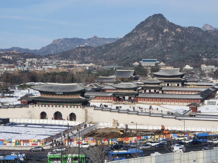 눈 덮힌 경복궁과 경복궁 야경을 볼 수 있는 대한민국 역사박물관: 소개(시민 문화공간), 위치(경복궁 앞), 구경(8층 옥상 ...