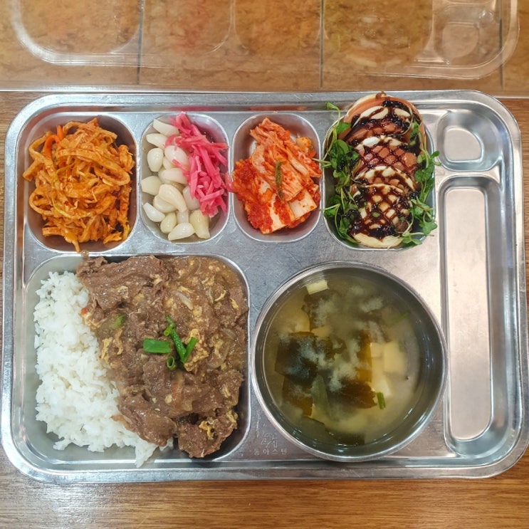 오늘 급식 규동과 매콤어묵양배추볶음 카프레제샐러드락교and초생강 미소된장국 급식버전 규동 일식소고기덮밥구내식당메뉴